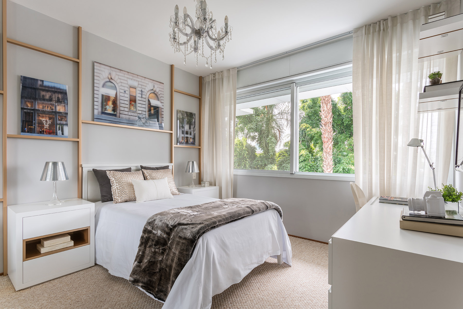 Quarto feminino luxuoso com decoração em tons neutros. Fotógrafo Kadu Lopes