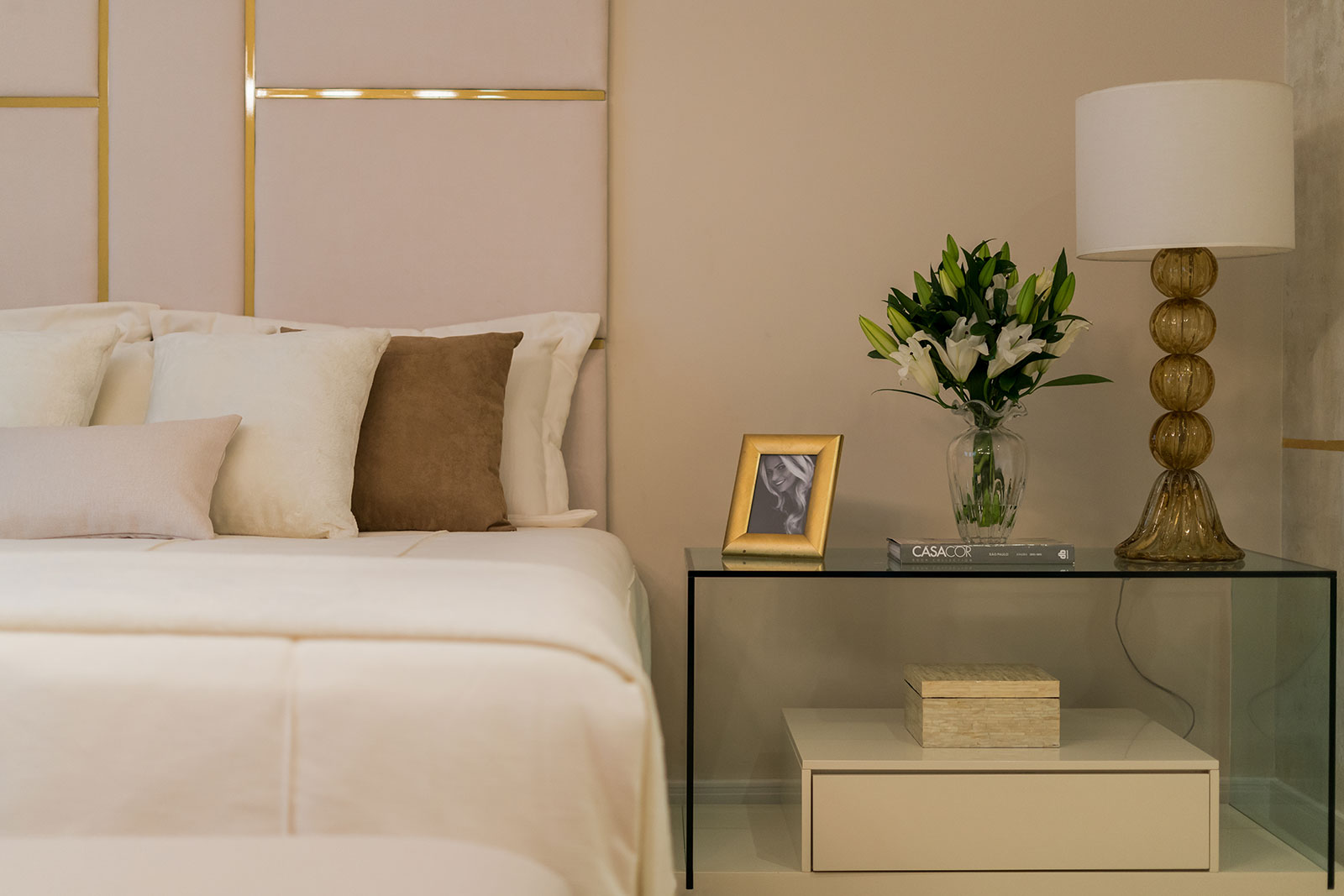 Quarto de casal luxuoso em tons claros e cimento queimado. Fotógrafo de ...