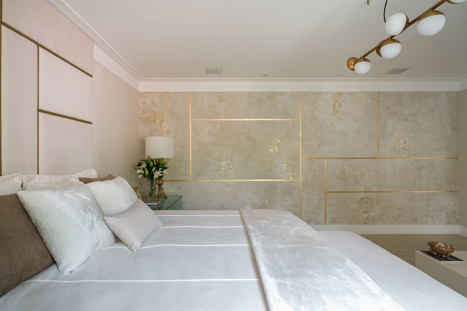 Quarto de casal luxuoso em tons claros e cimento queimado. Fotógrafo de ...