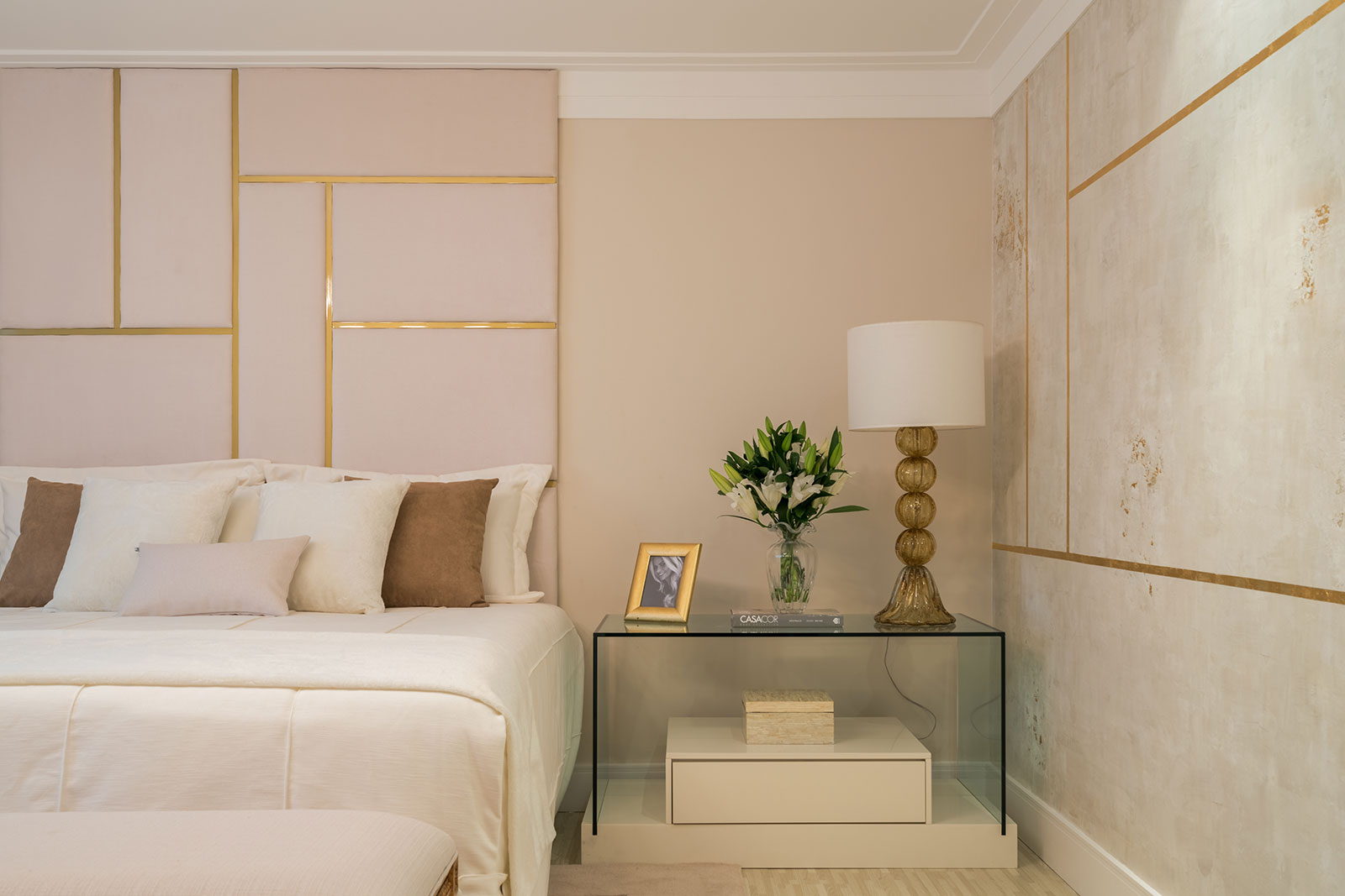 Quarto de casal luxuoso em tons claros e cimento queimado. Fotógrafo de ...