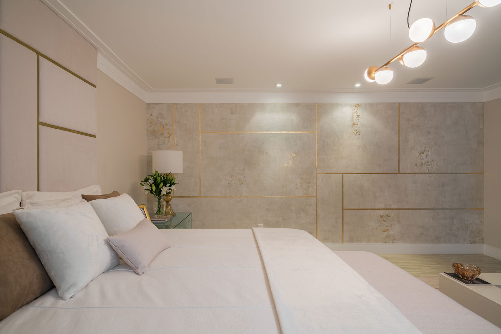 Quarto de casal luxuoso em tons claros e cimento queimado. Fotógrafo de ...